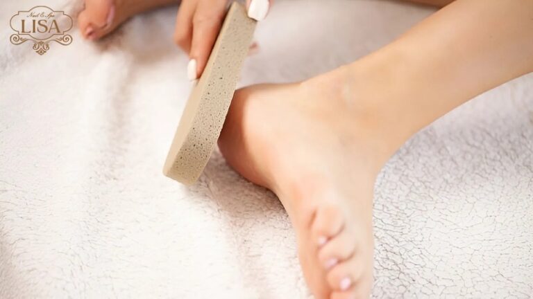 Chà gót chân là gì? Công dụng và cách thực hiện chà gót chân